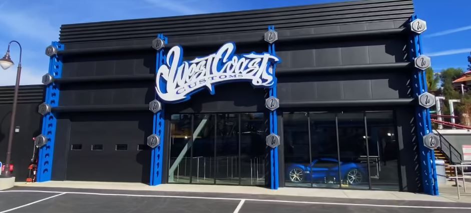 Ouverture de la montagne russe propulsée West Coast Racers à Six Flags ...